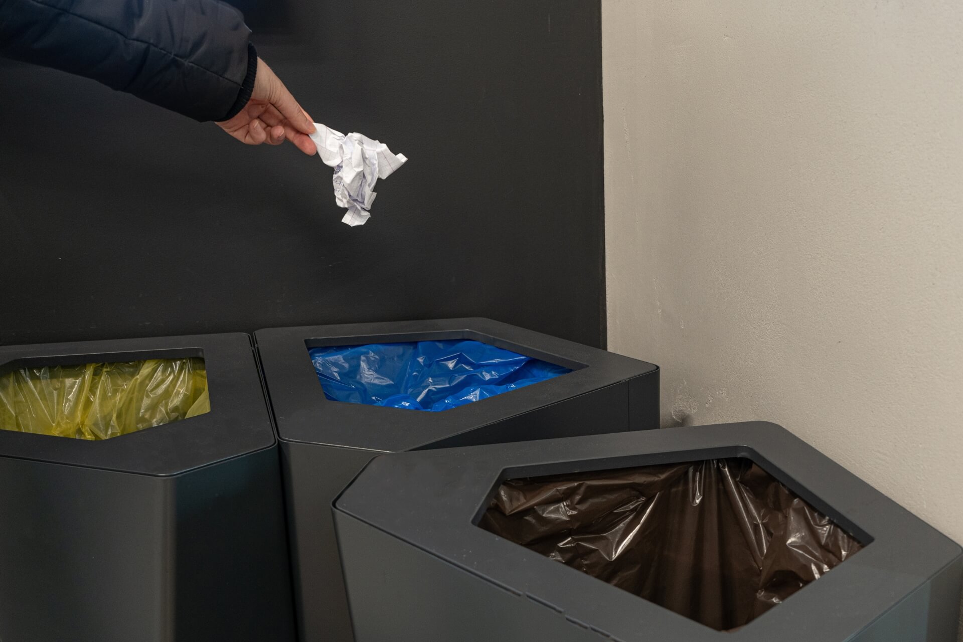 10 Ingenious Ways Messy People Keep Their Trash and Recyclables ...